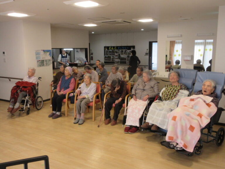 愛の家 クリスマス会🎁 第1部｜愛の家グループホーム 大分けやきのスタッフブログ一覧｜スタッフブログ｜認知症・介護のことなら愛の家グループ ...